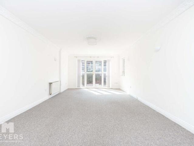 2 bedroom flat for rent in Sea Road, Bournemouth, BH5 1, BH5