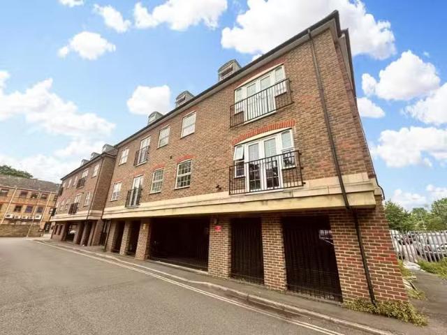 2 bedroom flat for rent in Sebastapol Road, Aldershot, GU11