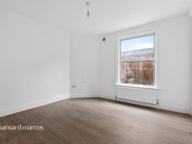2 bedroom flat for rent in Seely Road, LONDON, SW17
