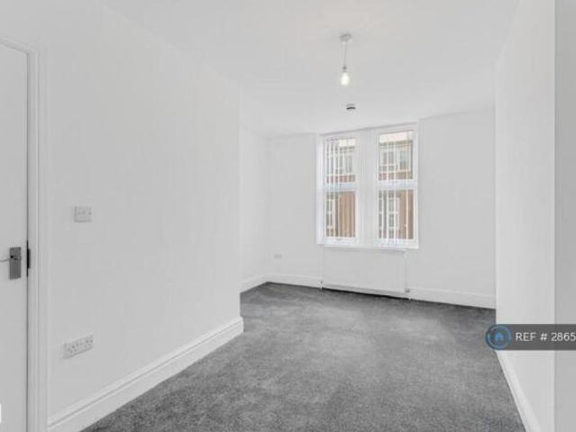 2 bedroom flat for rent in Sefton Avenue, Leeds, LS11