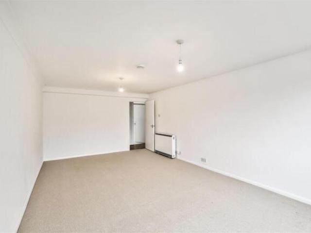 2 bedroom flat for rent in Selworthy Close, Wanstead, E11