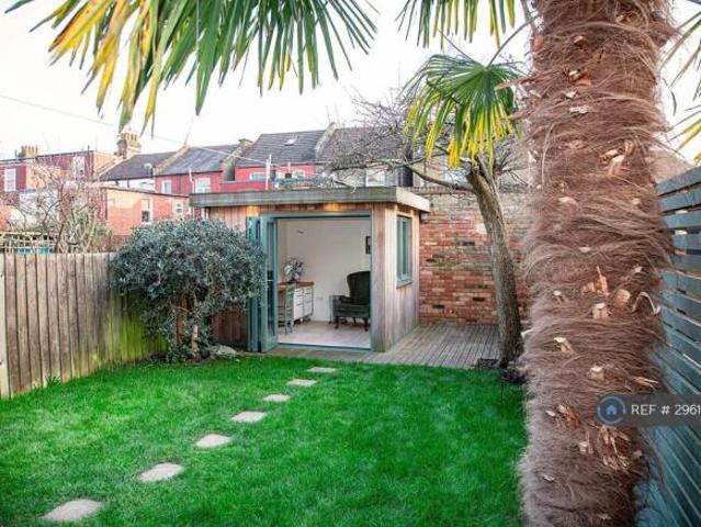 2 bedroom flat for rent in Seymour Road, London, N8