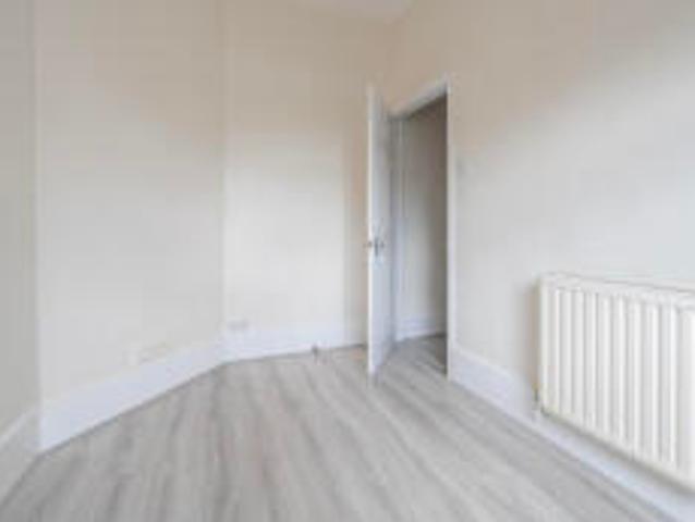 2 bedroom flat for rent in Sketty Road, Enfield, EN1