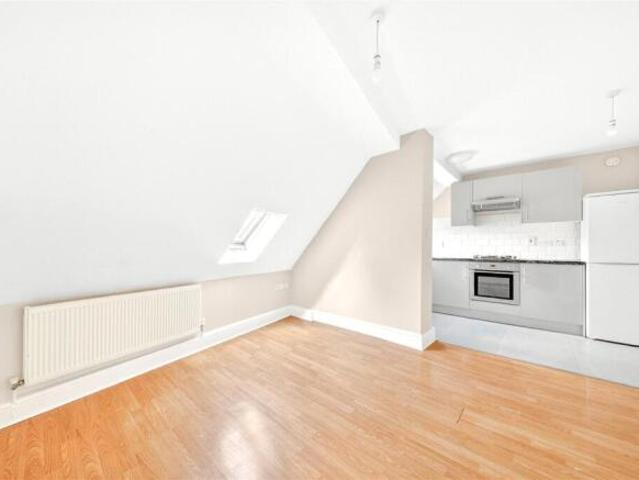 2 bedroom flat for rent in Skeltons Lane, London, E10