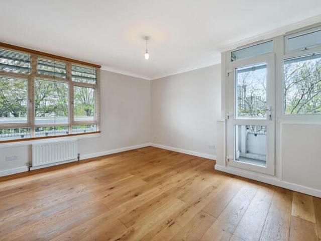 2 bedroom flat for rent in Shaw Court, SW11