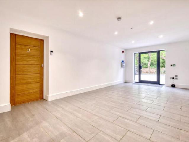 2 bedroom flat for rent in Shenfield Road, Brentwood, CM15