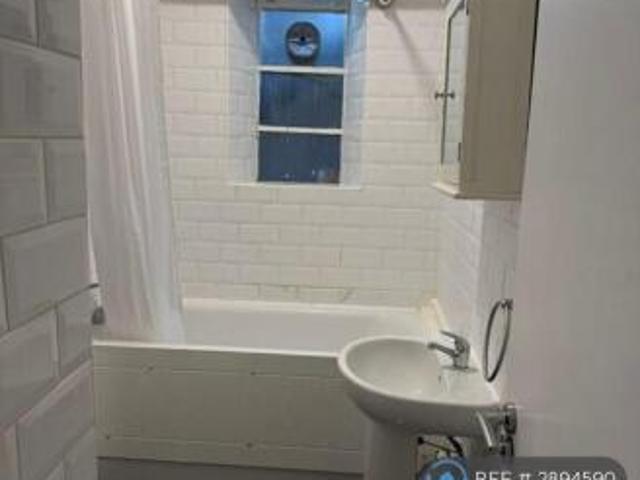 2 bedroom flat for rent in Shepherds Bush Road, London, W6