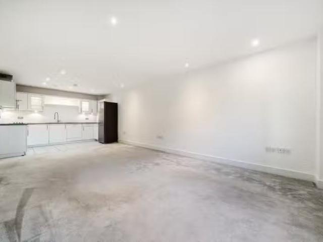 2 bedroom flat for rent in Sherman Road Bromley BR1