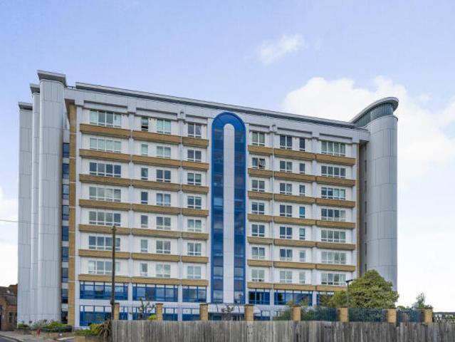 2 bedroom flat for rent in Sherman Road, Bromley, BR1