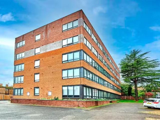 2 bedroom flat for rent in Shirley Road, London, EN2