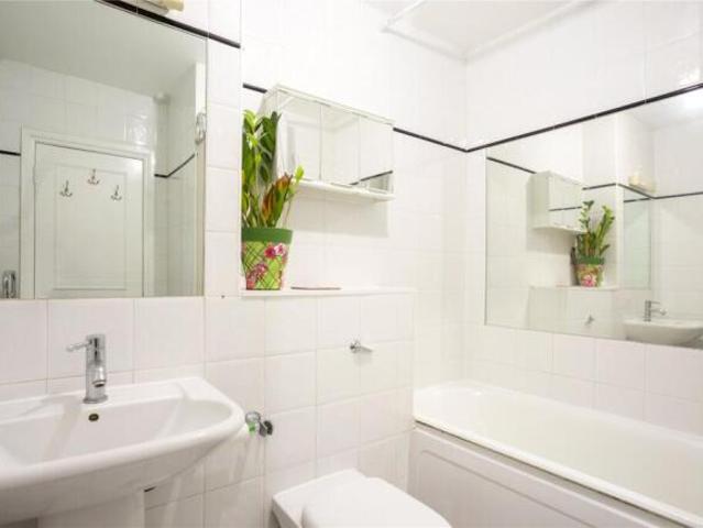 2 bedroom flat for rent in Silver Crescent, London, W4