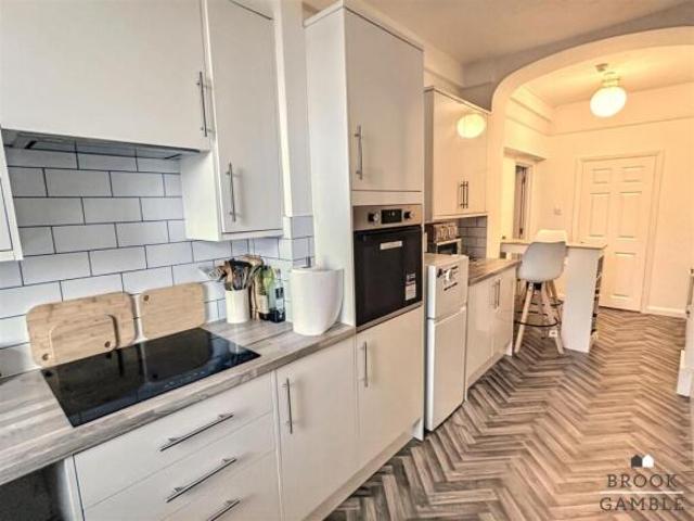 2 bedroom flat for rent in Silverdale Road, Eastbourne, BN20