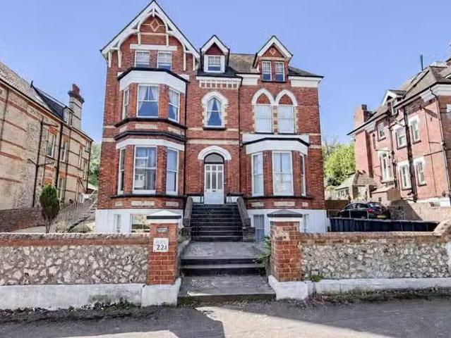 2 bedroom flat for rent in Silverdale Road, Eastbourne, BN20 7.