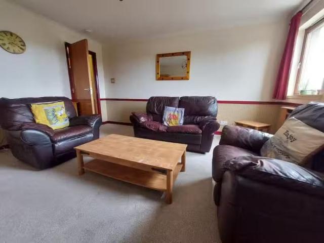 2 bedroom flat for rent in Society Court, Society Lane, Woodsi.