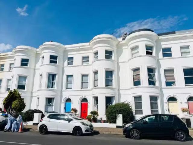 2 bedroom flat for rent in South Terrace, Littlehampton, BN17