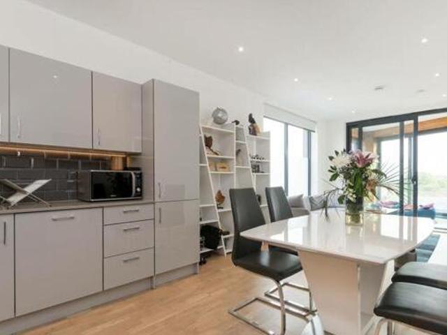 2 Bedroom Flat For Rent In South Wimbledon, London