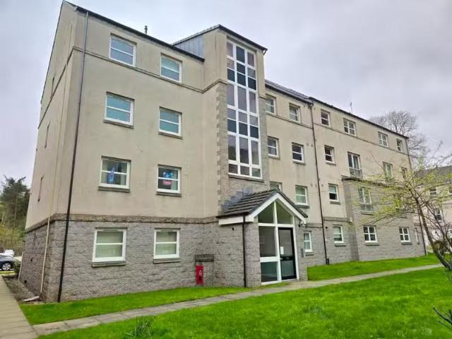 2 bedroom flat for rent in South College Street, City Centre.