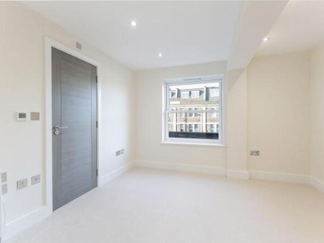 2 bedroom flat for rent in South End, Croydon, CR0