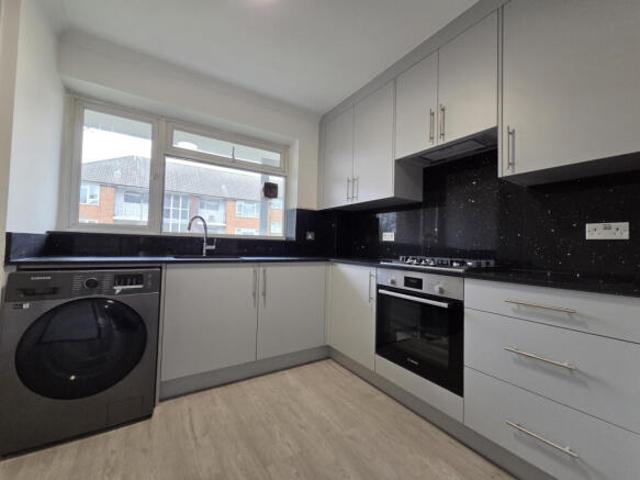 2 bedroom flat for rent in South Mount, High Road, Whetstone, London N20