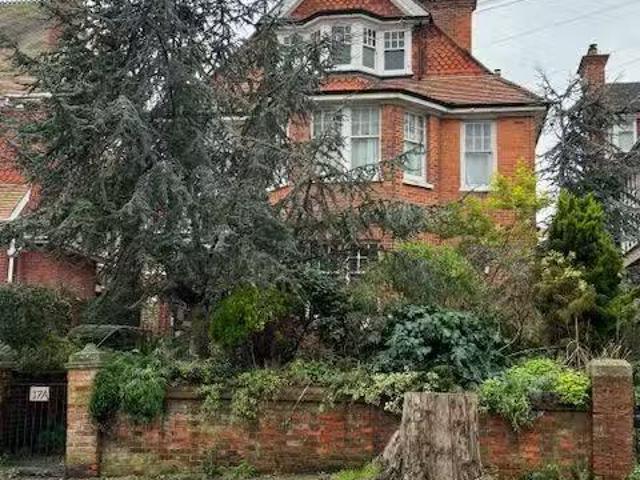 2 bedroom flat for rent in Southfields Road, Eastbourne, BN21.