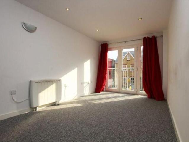 2 bedroom flat for rent in Southsea Road, Kingston Upon Thames, KT1