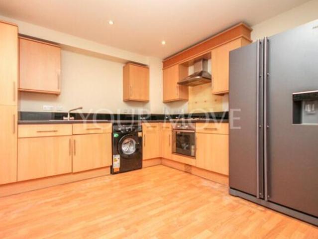 2 bedroom flat for rent in Slaney Road, Romford, RM1