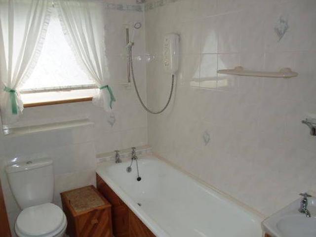 2 bedroom flat for rent in Smeaton Gardens Kirkcaldy Fife KY2