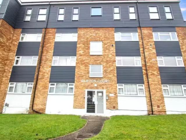 2 bedroom flat for rent in Snakes Lane West, Woodford Green, IG8