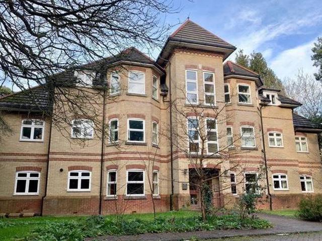2 bedroom flat for rent in Spacious Two Double Bedroom Charminster BH8