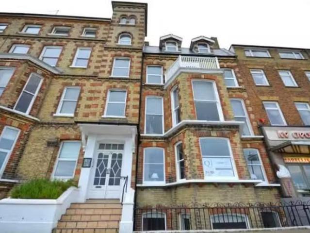 2 bedroom flat for rent in Spero Crt, Victoria Parade, Broadst.