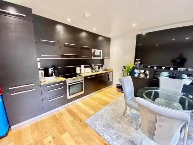2 bedroom flat for rent in Spratt Hall Road, Wanstead, London.