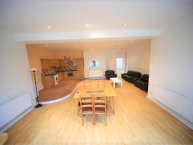 2 bedroom flat for rent in Springbank House, Headingley Lane, Headingley, Leeds, LS6