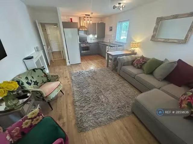 2 bedroom flat for rent in Squirrels Close, Swanley, BR8