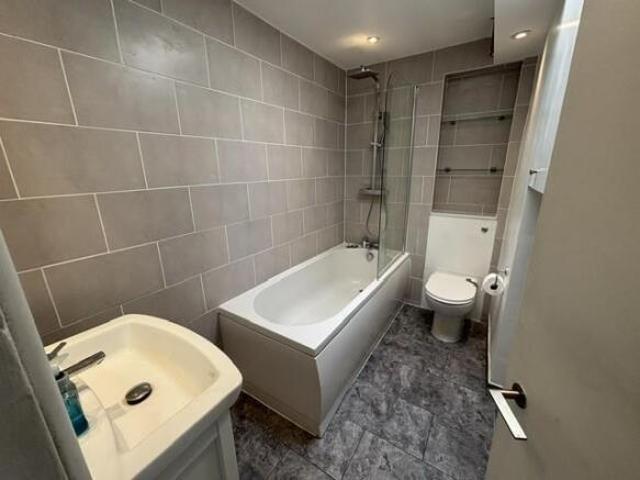 2 bedroom flat for rent in Swanwick Close, London, SW15
