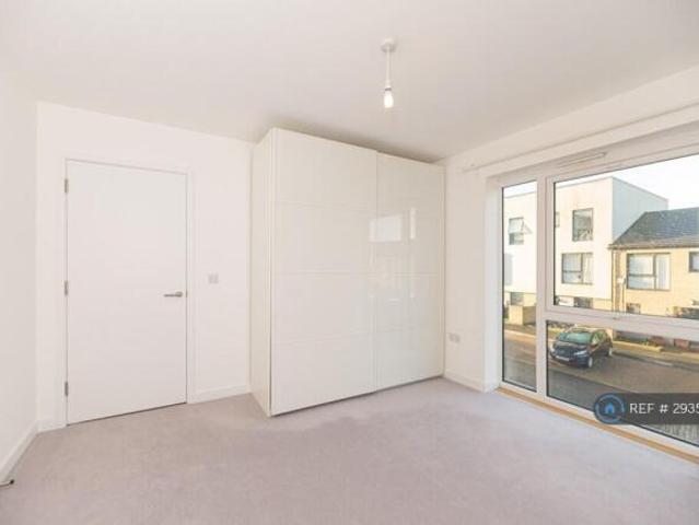 2 bedroom flat for rent in Sweetbriar Avenue, Carshalton, SM5
