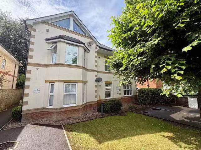 2 bedroom flat for rent in St Albans Crescent, Charminster P0.