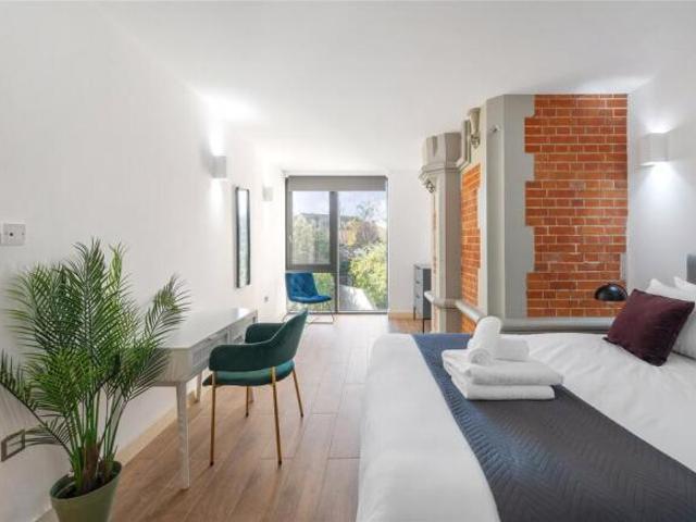 2 bedroom flat for rent in St. Georges Apartments, Brentford, TW8