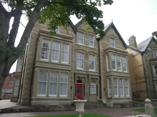 2 bedroom flat for rent in St. Georges Square, Lytham St. Anne.