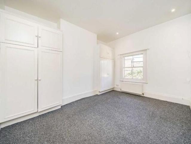 2 bedroom flat for rent in St. James's Drive, London, SW17