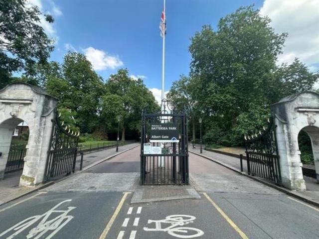 2 bedroom flat for rent in St Mary Le Park Court, Parkgate Road, London, SW11