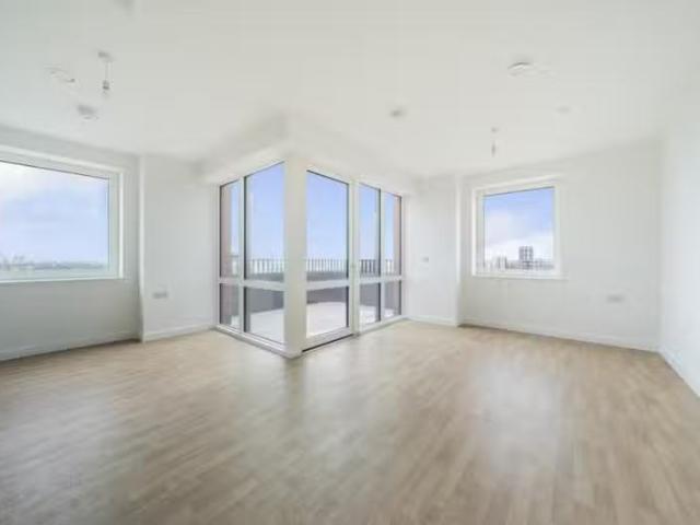 2 bedroom flat for rent in St Pauls Road, Barking, London, IG11