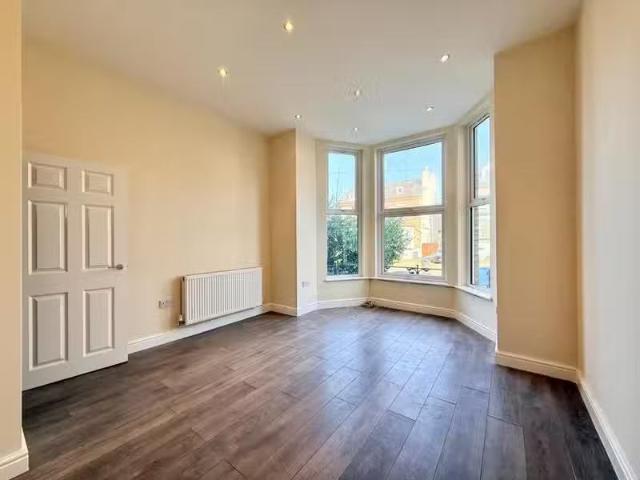 2 bedroom flat for rent in St. Peters Road, Croydon, London, CR0