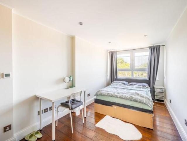 2 bedroom flat for rent in St Quintin Gardens, North Kensington, London, W10