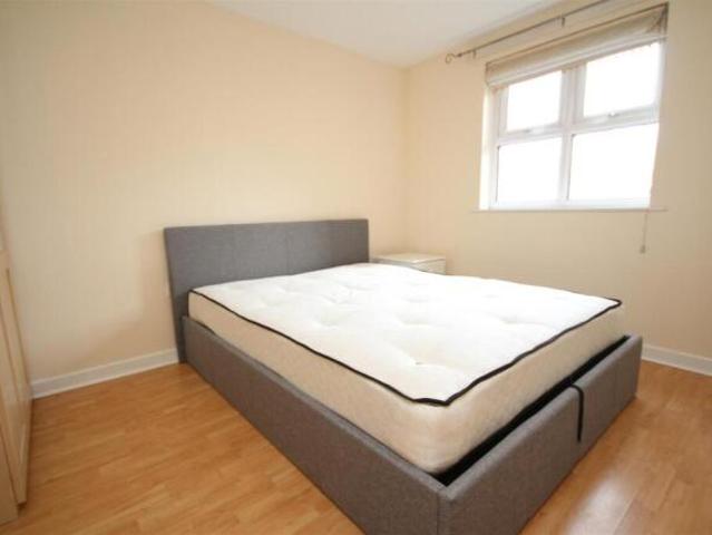 2 bedroom flat for rent in Stoke Road, Guildford, GU1