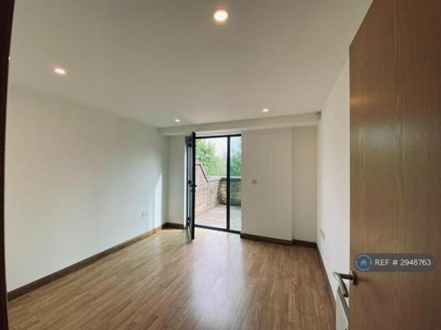2 bedroom flat for rent in Stone Gate House, Bradford, BD1