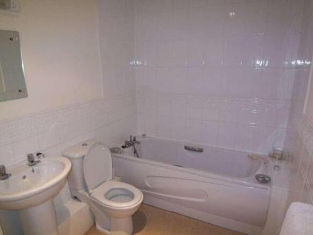 2 bedroom flat for rent in Stoneleigh Court, Leeds, West Yorkshire, LS17