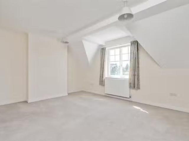 2 bedroom flat for rent in Station Approach, Dorridge, Solihul.