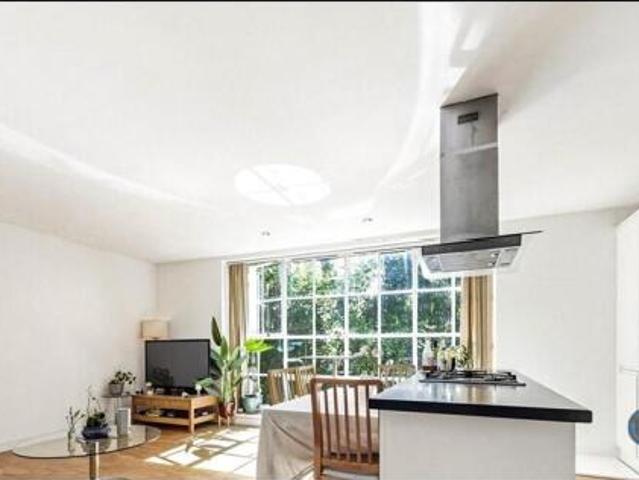 2 bedroom flat for rent in Station Rise, London, SE27