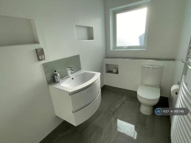 2 bedroom flat for rent in Station Road, Hessle, HU13