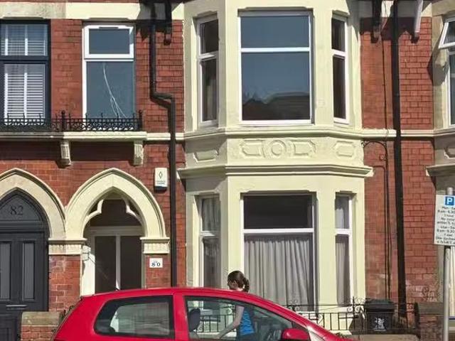 2 bedroom flat for rent in Station Road, Llandaff North, Cardi.